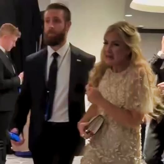 Erika Kirk Breaks Down in Tears at White House Correspondents Dinner ...
